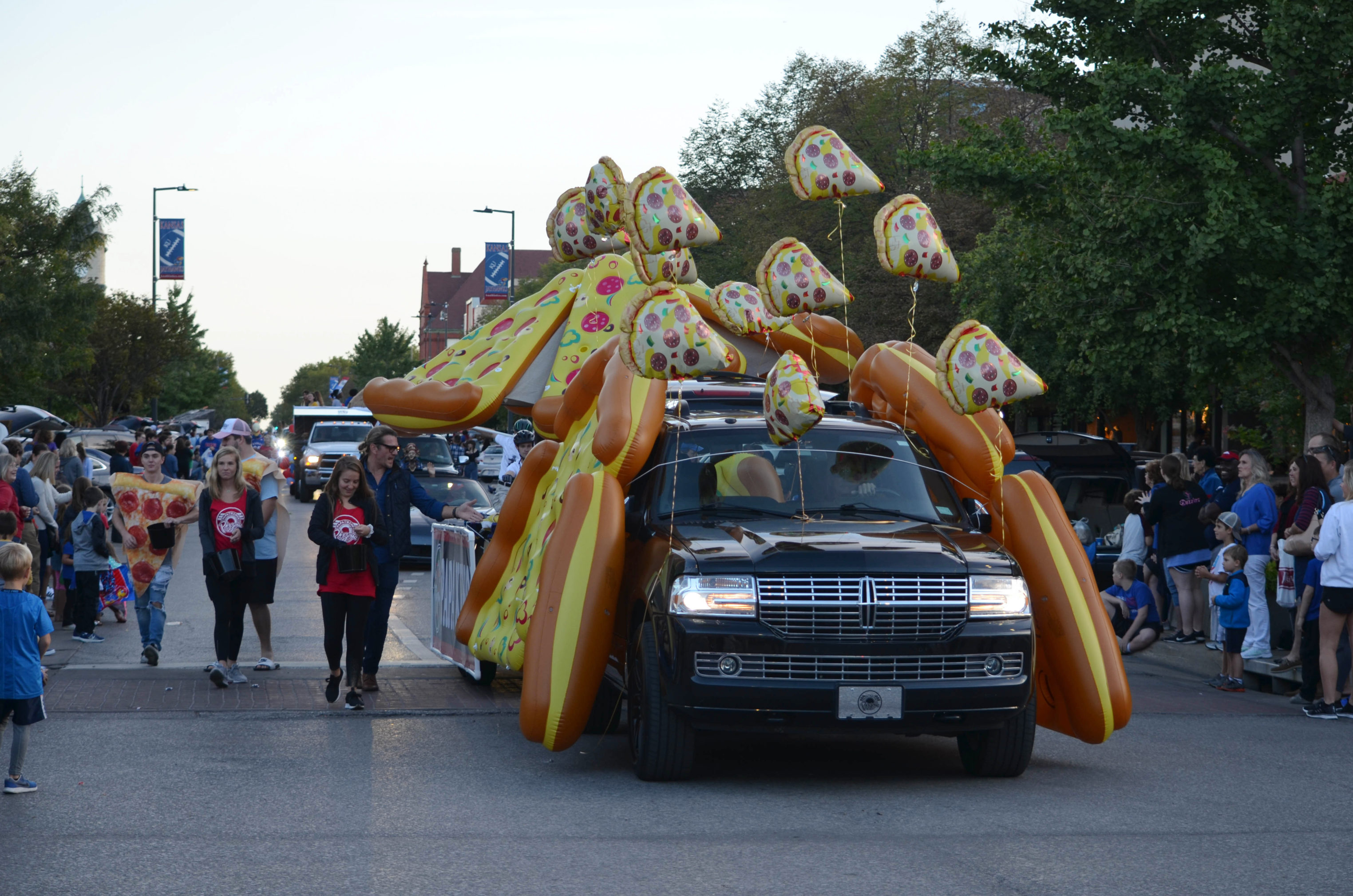 Photo gallery: 2018 KU homecoming parade | News, Sports, Jobs ...
